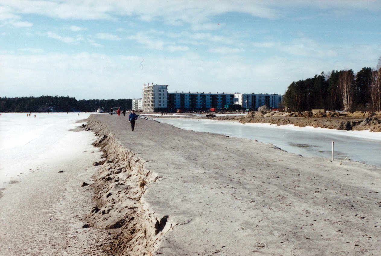 Aurinkolahden rantaa vuonna 2000 ja 2025 - Vuosaari