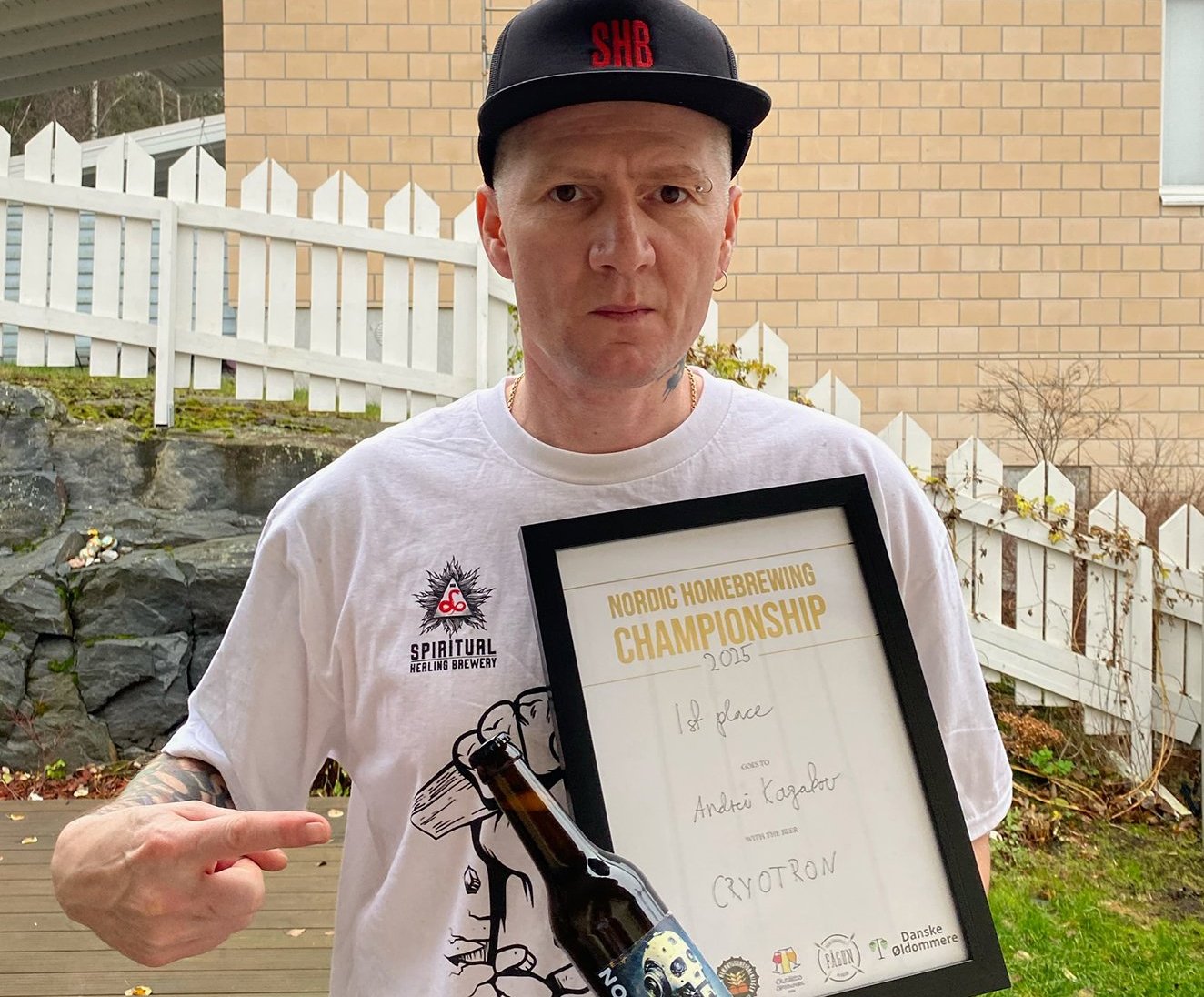 Andrei Kazakov panee palkittuja oluita kotonaan Meri-Rastilassa - Vuosaari